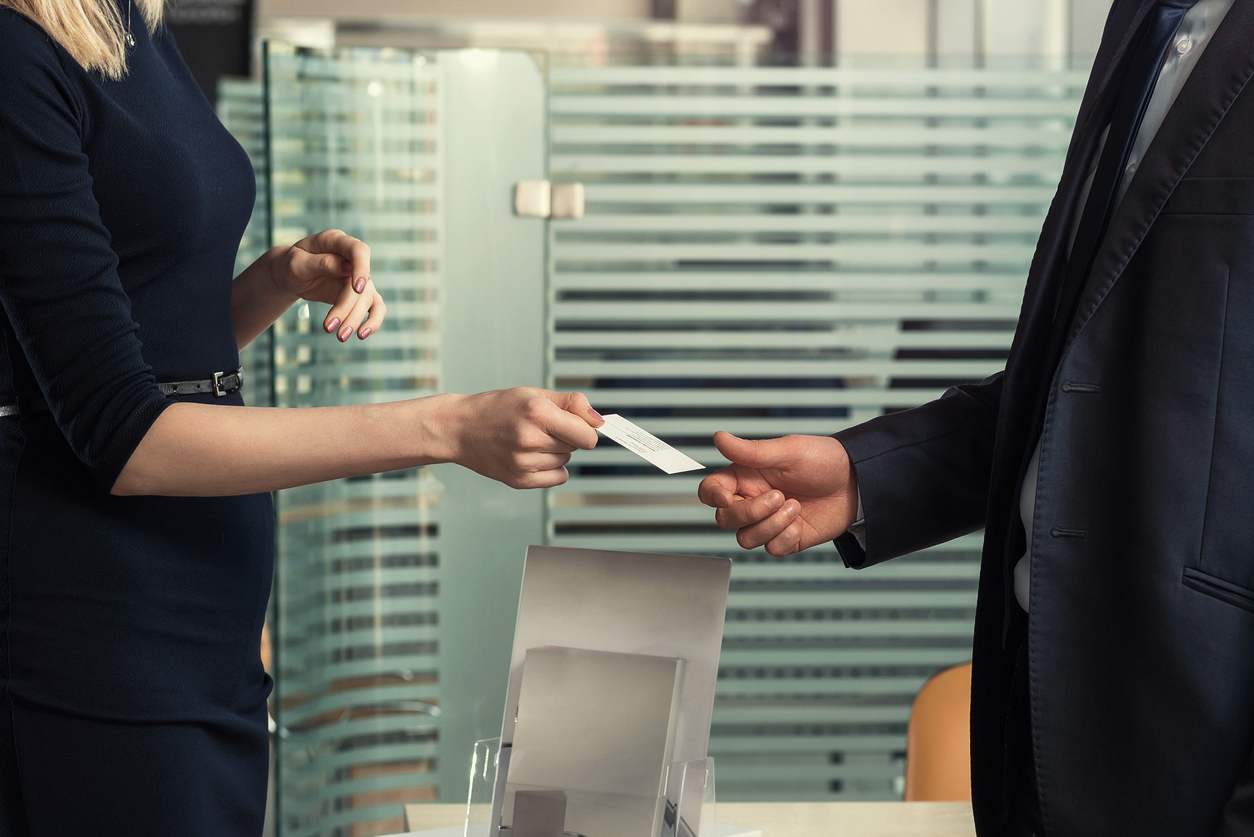 Attract Prospective Tenants With Business Cards and Brochures